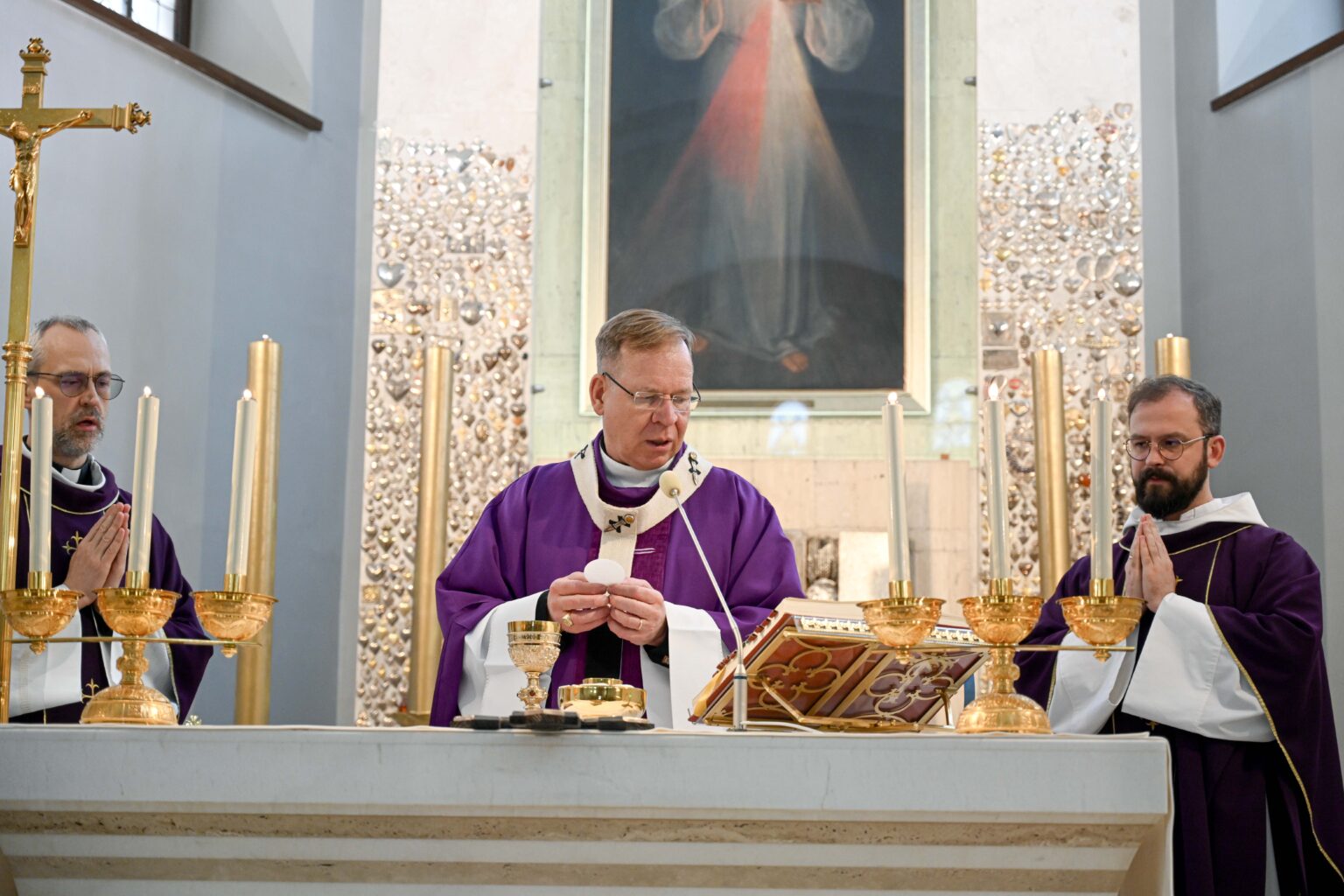 Malda prašant taikos Ukrainai Dievo Gailestingumo šventovėje – Vilniaus ...